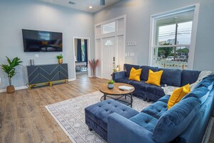 Casa, 4 quartos (4 Bedrooms) | Sala de estar | Televisor de 50 polegadas com canais digitais