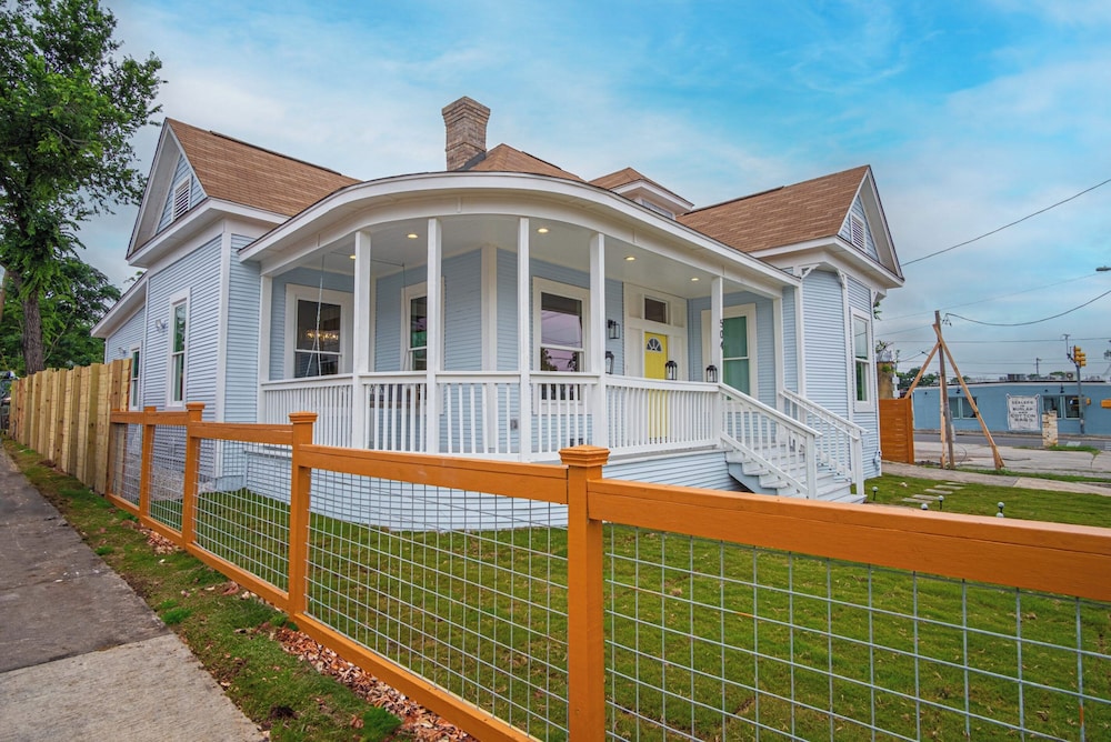 Trendy Historical Home Near Downtown Attractions - San Antonio, TX