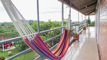 Quarto Quádruplo Clássico, varanda, vista para o jardim | Terraço/pátio interior