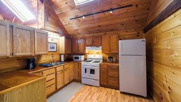 Apartamento Superior, 2 quartos, não fumadores, cozinha | Cozinha privada | Um frigorífico/congelador grande, um micro-ondas, um forno