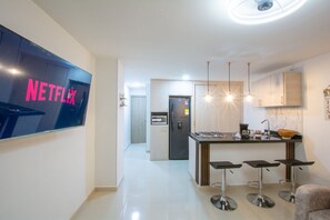 Apartamento Básico | Cozinha privada | Um frigorífico, um micro-ondas, uma máquina de lavar louça 