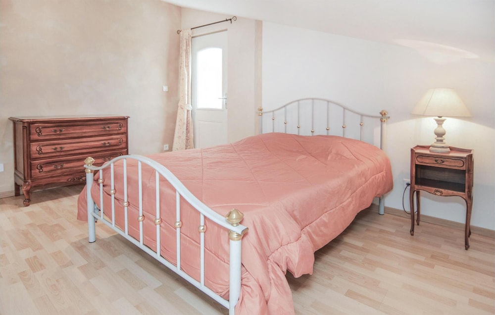 Spend A Relaxing Holiday In This Attractive Holiday Apartment In Le Sambuc. - アルル