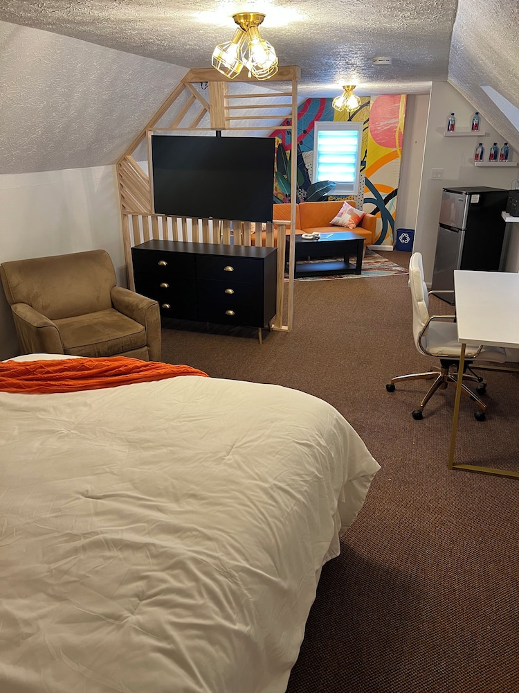 Stylish Loft. Perfect For Both Travelers & Event Planners, Alike! - Akron, OH