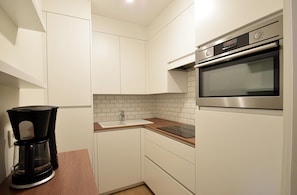 Apartamento | Cozinha privada | Uma chaleira elétrica, uma torradeira 