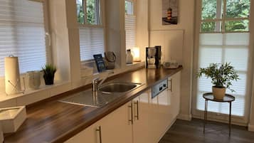 Apartamento | Cozinha privada | Fogão, chaleira elétrica, torradeira