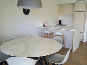 Apartamento | Cozinha privada | Uma cadeira de bebé 