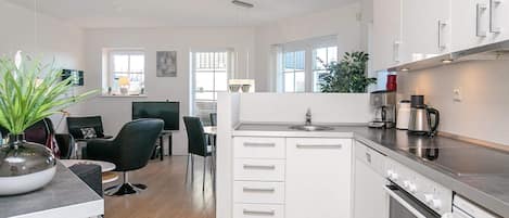 Apartamento | Cozinha privada | Um frigorífico