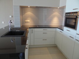 Apartamento | Cozinha privada | Uma cadeira de bebé 