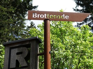 Placa de sinalização indicando 'Brotterode' à direita.