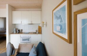 Apartamento | Cozinha privada | Um forno, uma chaleira elétrica, uma torradeira 