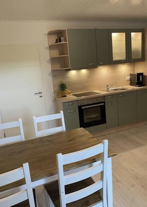 Casa | Cozinha privada | Um forno, uma chaleira elétrica 