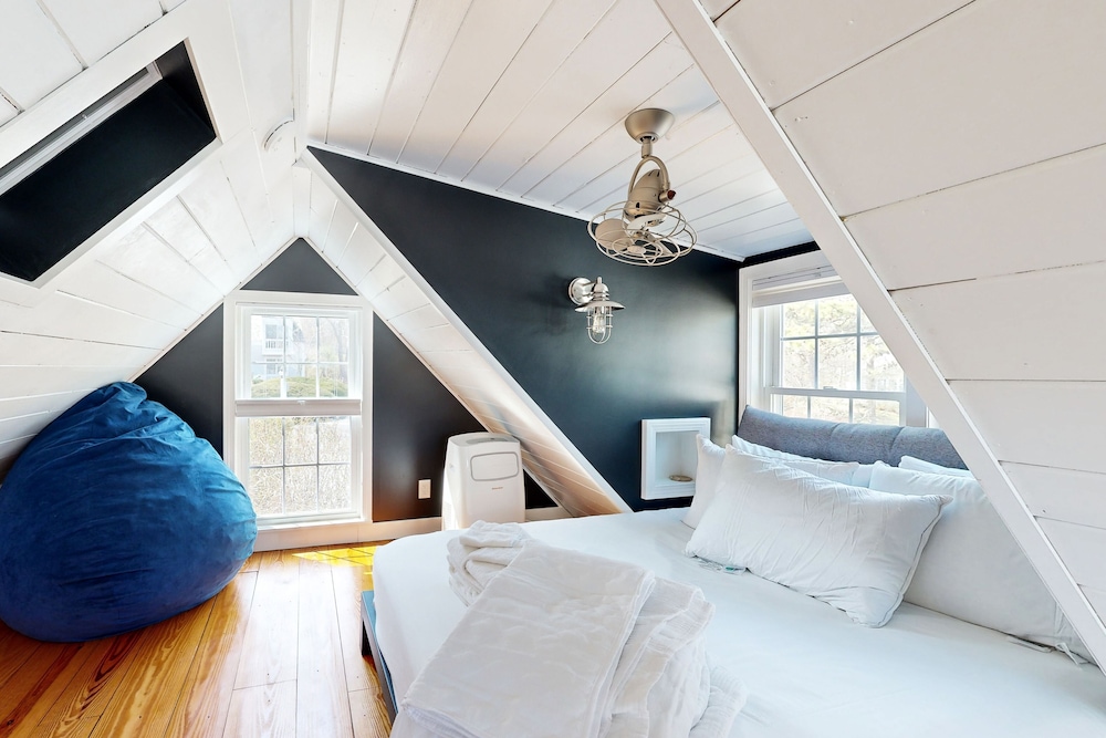 Elegant Coastal Cottage With A Full Kitchen & Patio - Steps From Private Beach - New Seabury, MA