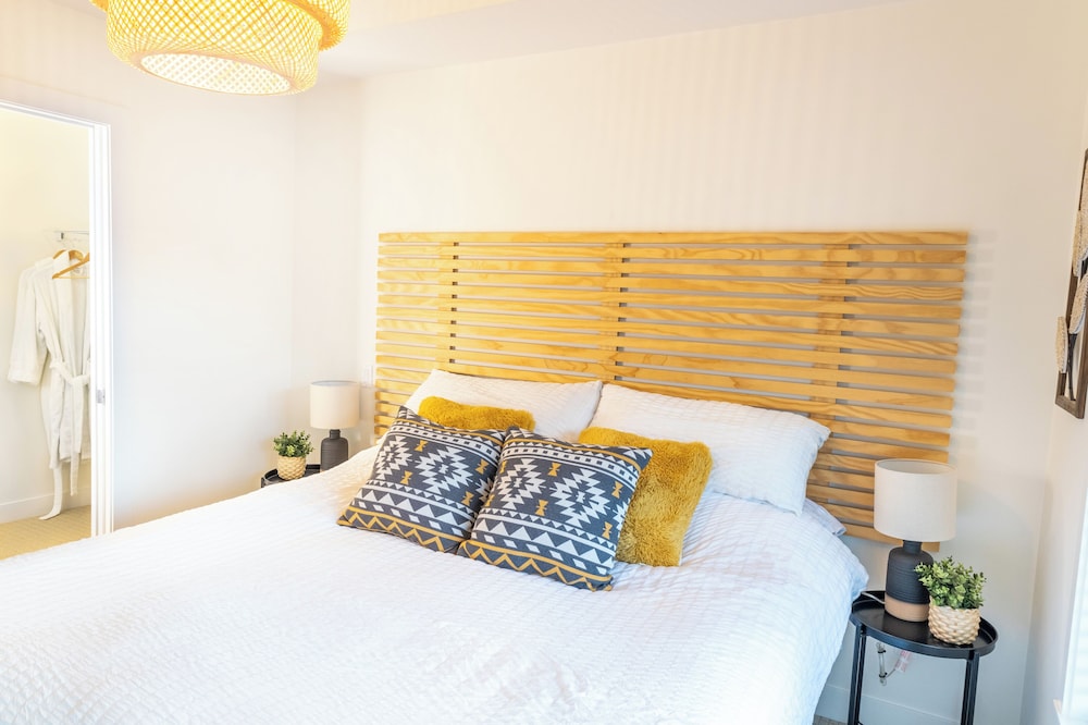 Resort Stay In West Kelowna. Hot Tub, Pool And More! - British Columbia