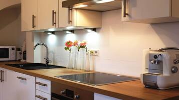 Apartamento | Cozinha privada | Um forno, uma chaleira elétrica, uma torradeira