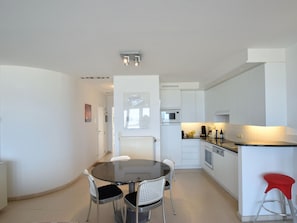 Apartamento | Cozinha privada | Uma chaleira elétrica, uma torradeira 