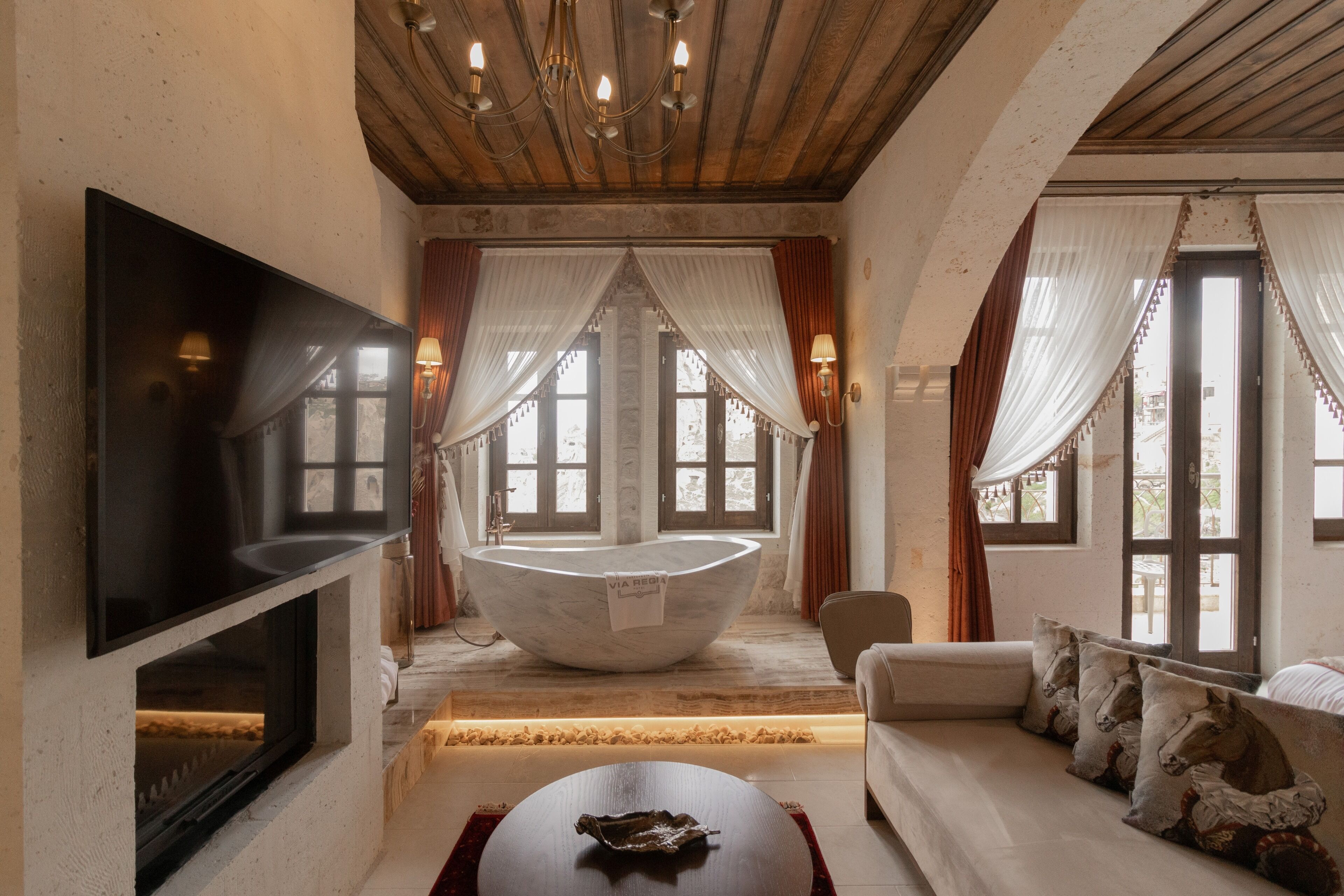 VR203 Stone Arched Honeymoon Suite | Roupa de alta qualidade, camas de colchão viscoelástico, minibar 