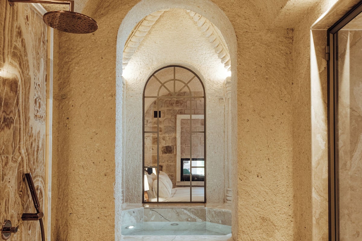 VR777 Natural Cave Queen Suite | Roupa de alta qualidade, camas de colchão viscoelástico, minibar