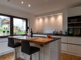 Casa | Cozinha privada | Uma cadeira de bebé 