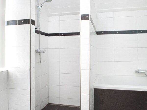 Beautiful Holiday Home With Hot Tub - Enschede