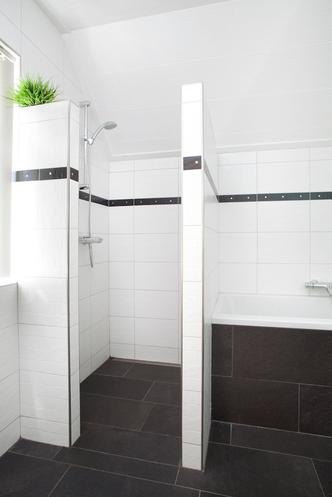 Beautiful Holiday Home With Hot Tub - Enschede