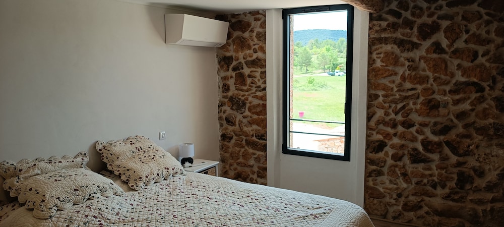 Bergerie En Pierre Dans La Campagne Provençale - Var