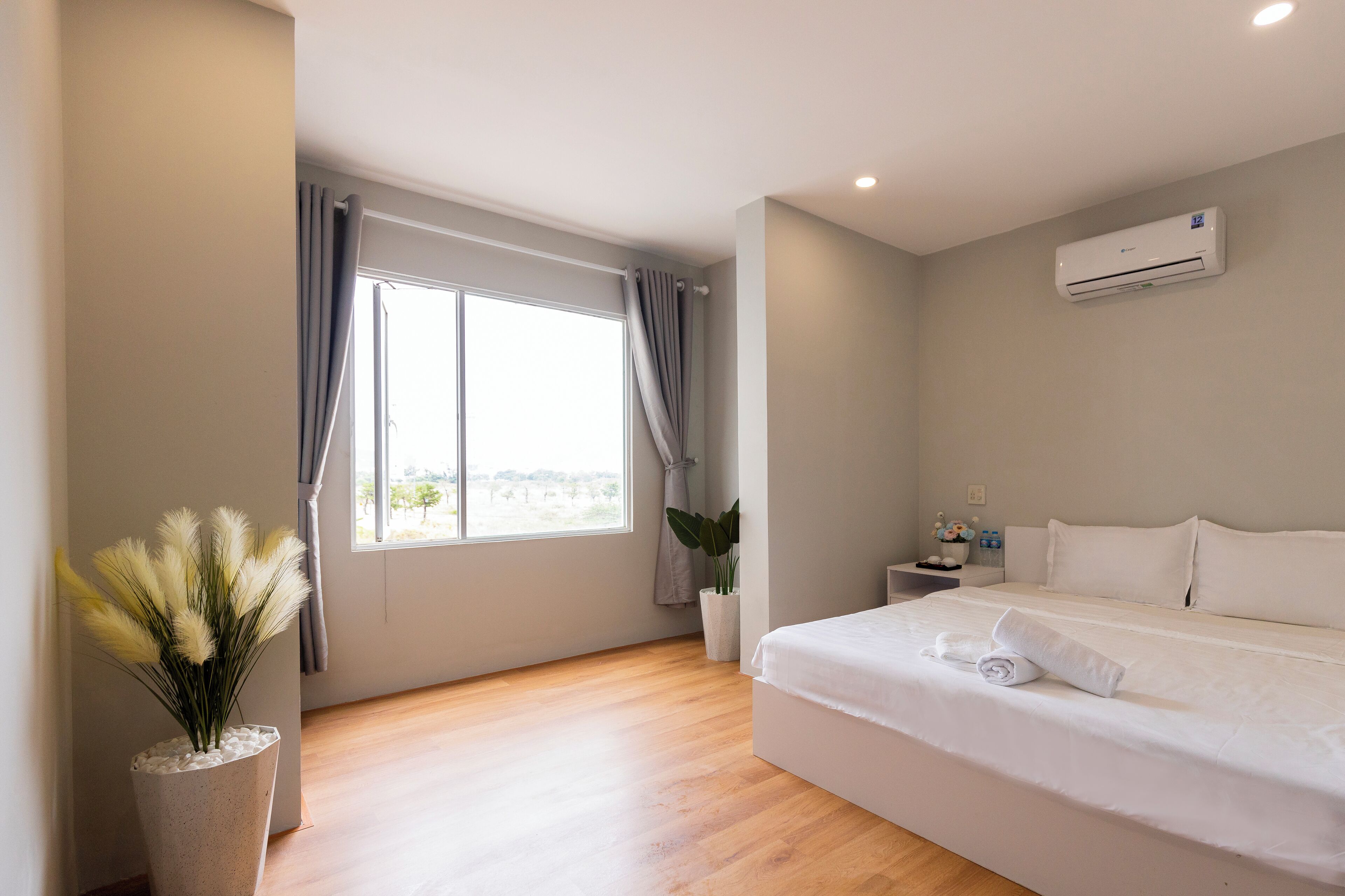 Quarto casal standard, vista para a cidade | Roupas de cama premium, edredons de pluma