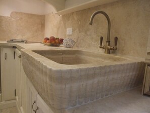 Casa | Cozinha privada | Uma cadeira de bebé 