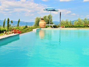 Vila | Piscina | Piscina interna, piscina externa