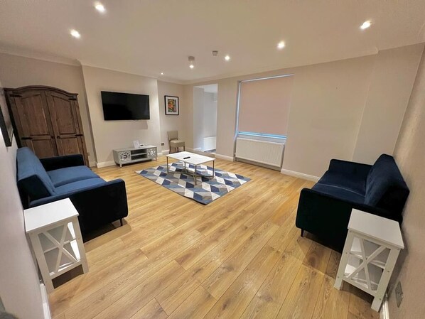 Apartamento Superior, várias camas, cozinha | Sala de estar | TV de ecrã plano