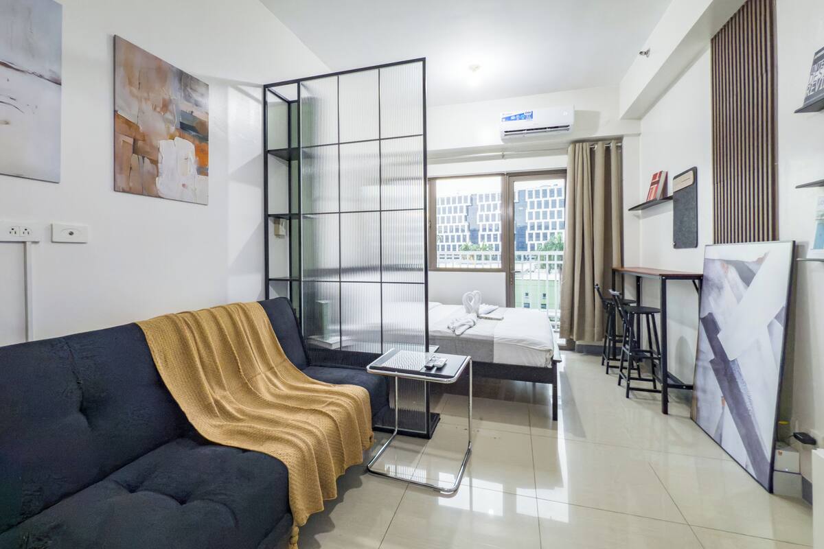 Apartamento Premier em Condomínio Fechado, kitchenette, Vista para a cidade | Sala de estar | Televisor de ecrã plano de 43 polegadas com canais digitais