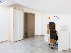 Casa | 2 quartos, com mobília individualizada, ferro/tábua de engomar 