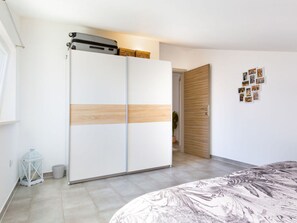 Casa | 2 quartos, com mobília individualizada, ferro/tábua de engomar 