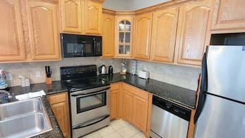 Apartamento, 2 quartos | Cozinha privada | Geladeira, fogão, cafeteira/chaleira, torradeira