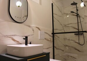 Quarto casal luxo, vista para o jardim | Banheiro | Secador de cabelo 