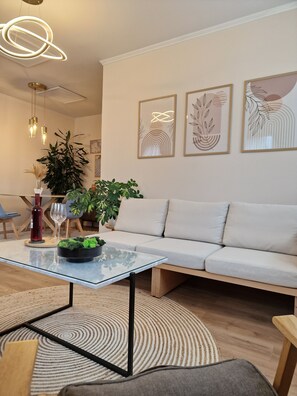Suíte com design assinado, vista para o jardim | Área de estar