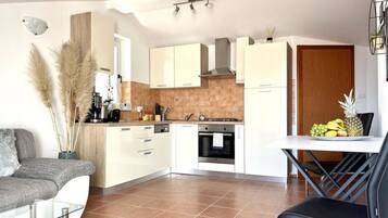 Casa | Cozinha privada | Chaleira elétrica, torradeira, talheres/pratos/utensílios de cozinha