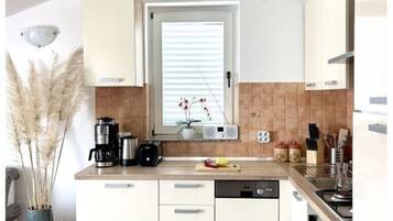 Casa | Cozinha privada | Chaleira elétrica, torradeira, talheres/pratos/utensílios de cozinha