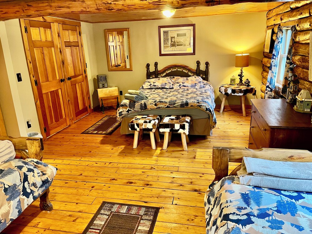 Authentic Log Cabin! Fun for families / Near Owl's Nest / 20 min. from ...