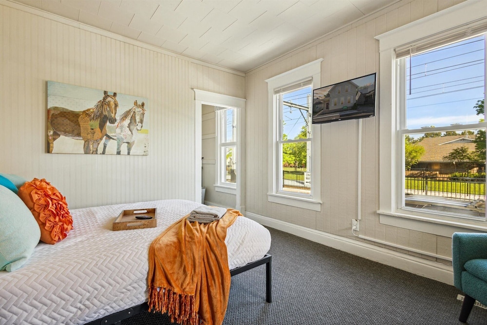 The Boutique At Midtown Central / Hot Tub / Pet Friendly - Michigan City, IN