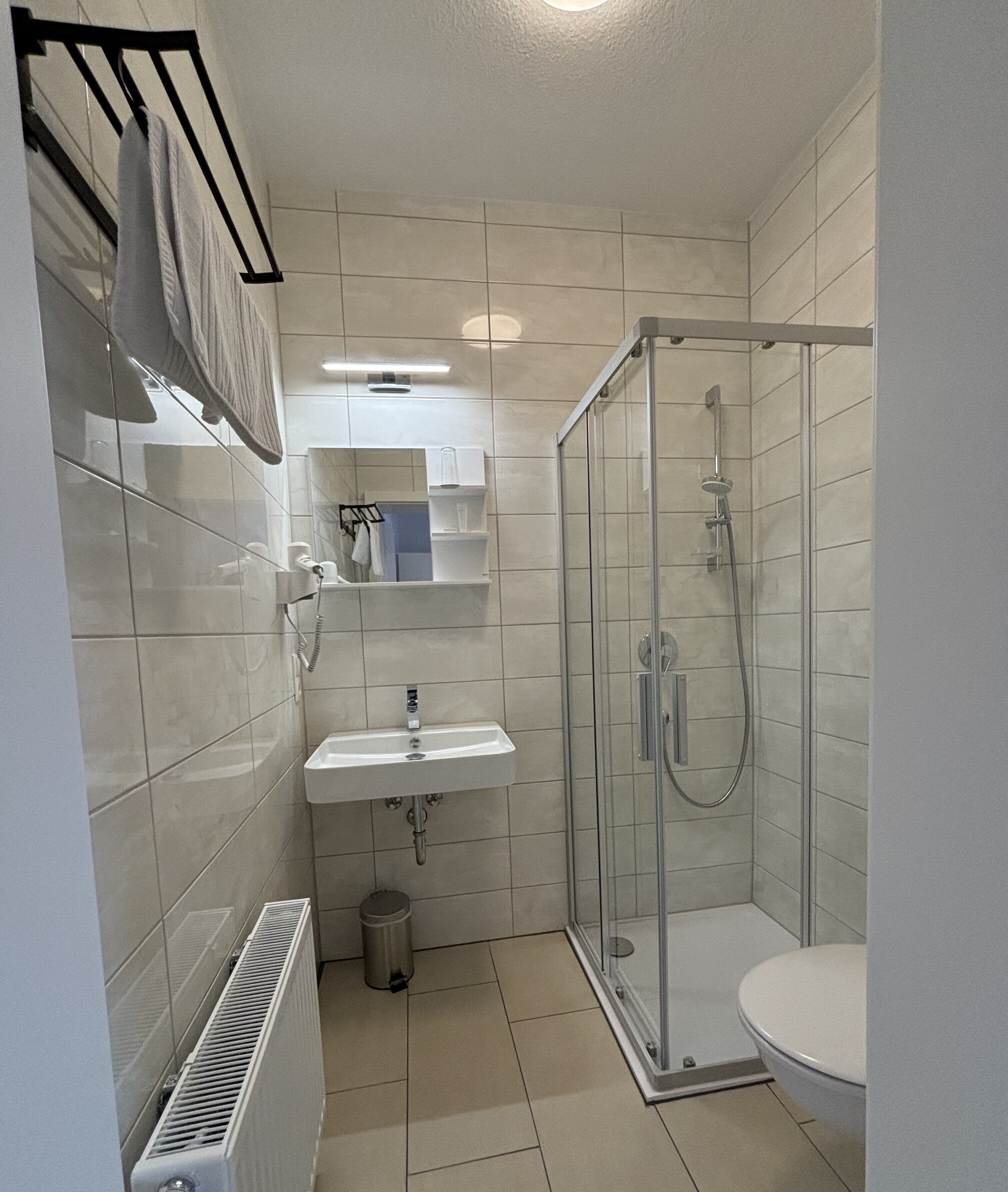 Quarto Individual Básico | Casa de banho | Um polibã, um secador de cabelo, toalhas fornecidas, sabão 