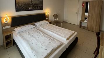 Quarto Duplo Básico | Secretária, Wi-fi grátis, roupa de cama fornecida