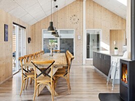 Casa | Cozinha privada | Um frigorífico, uma máquina de lavar louça