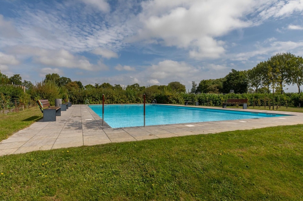 Attractive Holiday Home With Shared Pool - Burgh-Haamstede