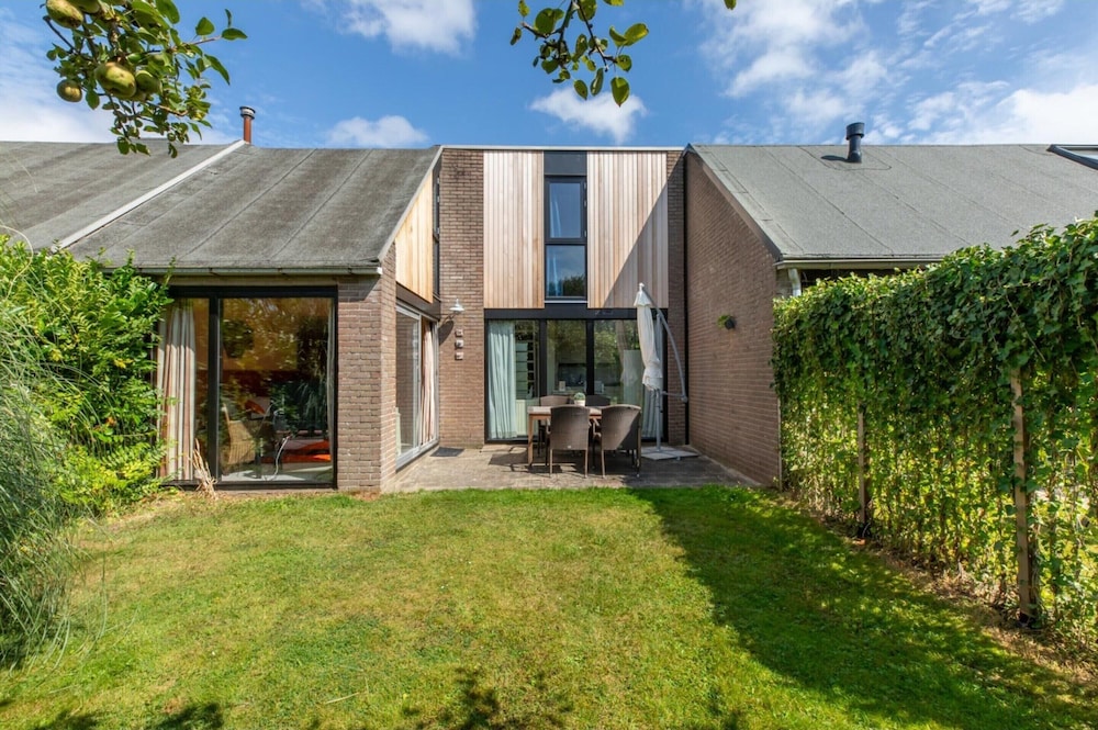 Attractive Holiday Home With Shared Pool - Westenschouwen