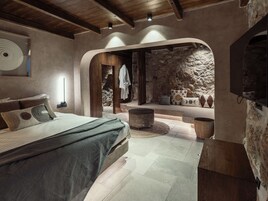 Signature Suite with Outdoor Hot Tub | Roupas de cama premium, frigobar, cofres nos quartos, escrivaninha