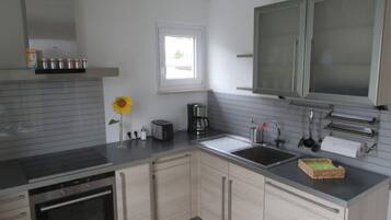 Apartamento | Cozinha privada | Um forno, uma chaleira elétrica, uma torradeira