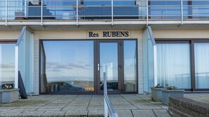 Entrada de um edifício com uma placa indicando "Res RUBENS".
