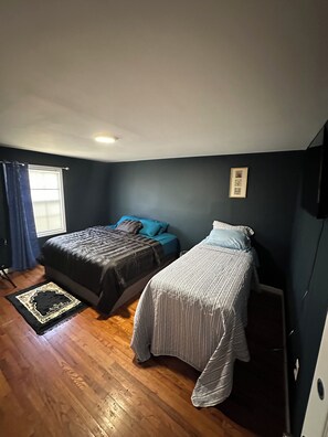 Quarto Duplo ou Twin Standard, 1 cama king-size, não fumadores, casa de banho privativa | Edredões de penas, Wi-fi grátis, roupa de cama fornecida 