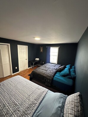 Quarto Duplo ou Twin Standard, 1 cama king-size, não fumadores, casa de banho privativa | Edredões de penas, Wi-fi grátis, roupa de cama fornecida 