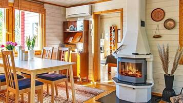 Um quarto acolhedor com lareira, móveis de madeira e uma estante de livros.